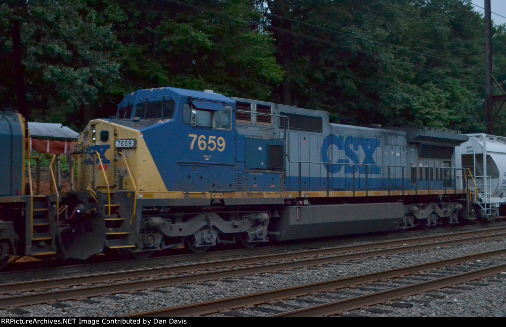 CSX CW40-8 7659 in YN2 trails third out on Q438-27